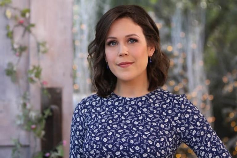 Erin Krakow Biography, Age, Wiki, Height, Weight, Boyfriend, Family & More